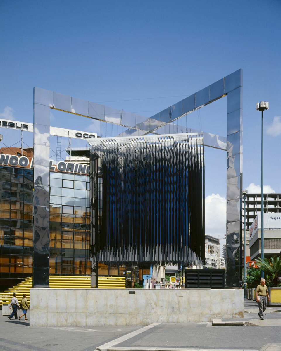 Soto - Plaza Luis Brión - Chacaíto metro station