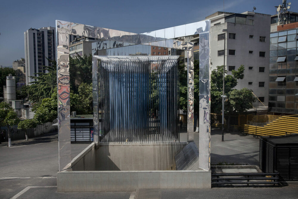 Soto - Plaza Luis Brión - Chacaíto metro station